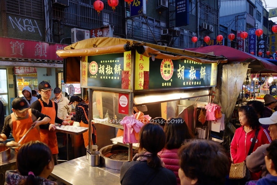 Raohe Night Market Black Pepper Bun 胡椒餅 Taipei - The Ordinary Patrons
